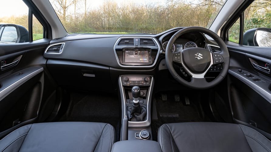 Suzuki S-Cross (2013-2021) Interior Layout & Technology | Top Gear