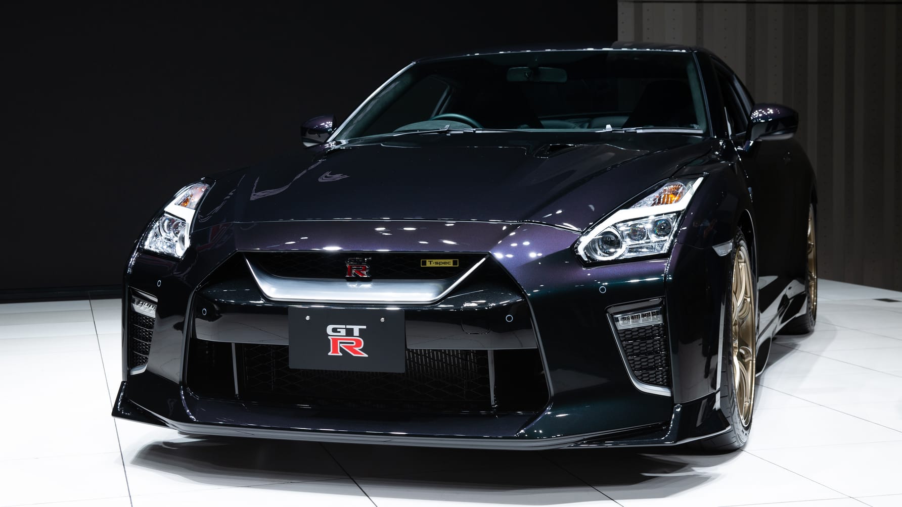 The new Nissan GT-R T-spec brings flip paint and lightweight wheels ...