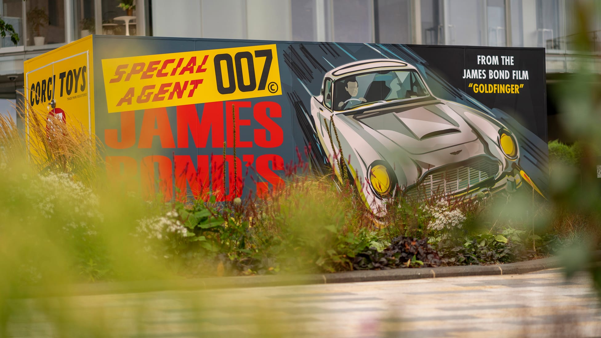 Look at this Aston Martin DB5 in a special box | Top Gear