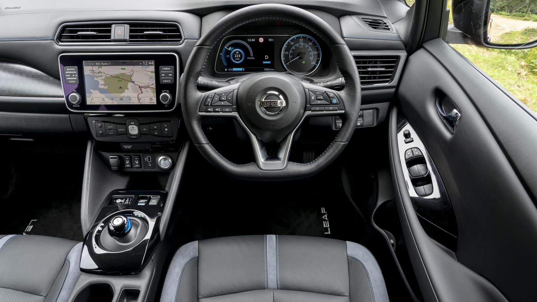 Nissan Leaf Interior Layout & Technology | Top Gear