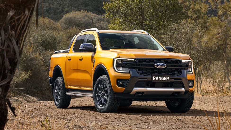 The new Ford Ranger looks like an F-150 and will go like a mini Dakar ...