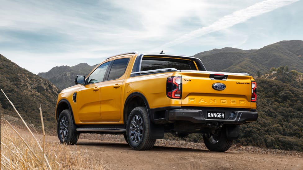The new Ford Ranger looks like an F-150 and will go like a mini Dakar ...