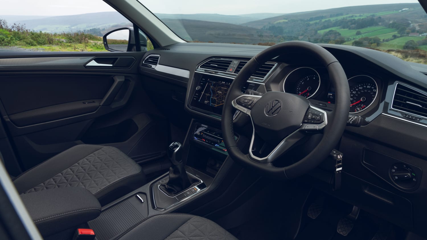 Volkswagen Tiguan (2016-2023) Interior Layout & Technology | Top Gear