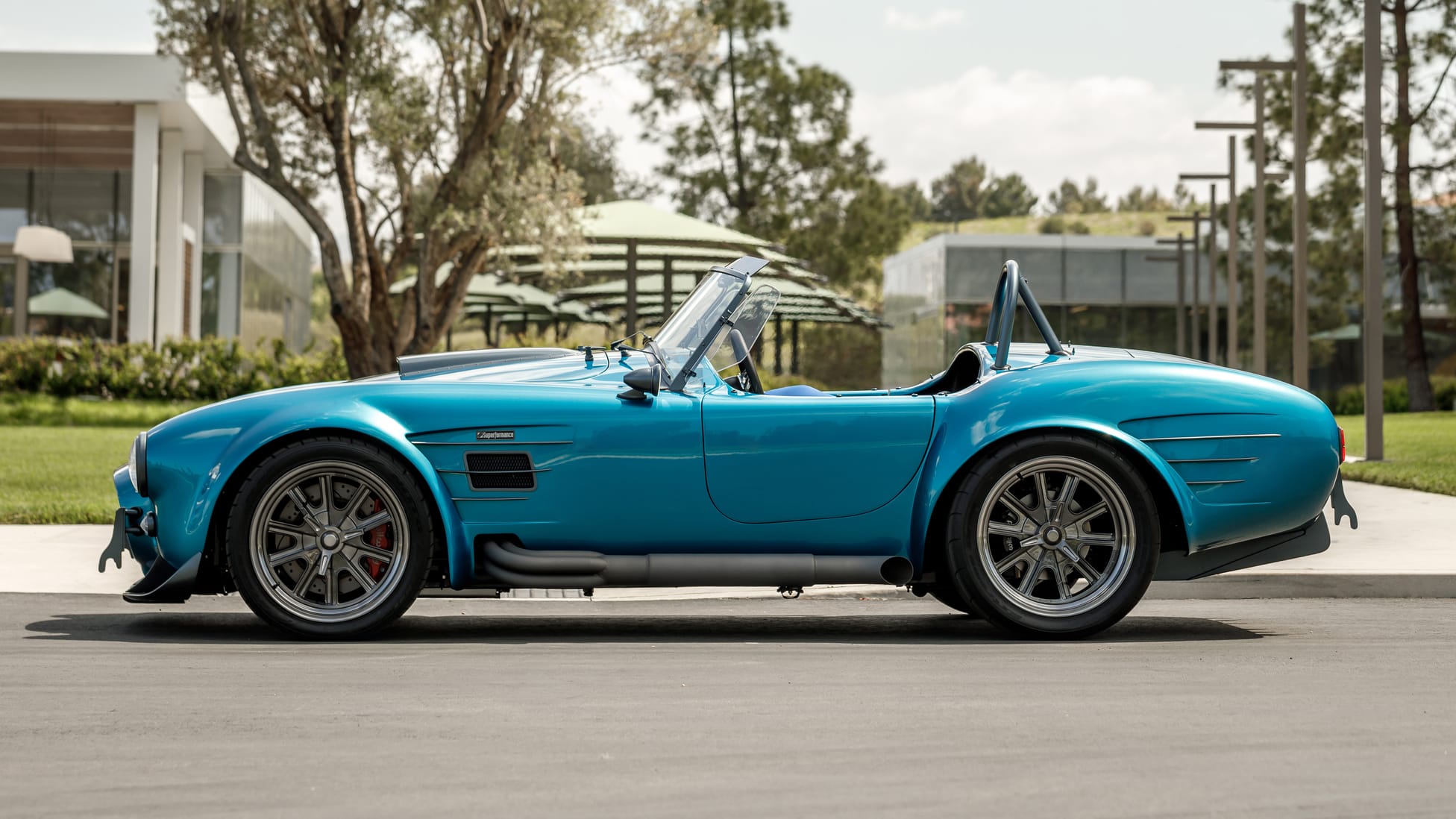 Clive Sutton is bringing these Shelby Cobras to the UK | Top Gear