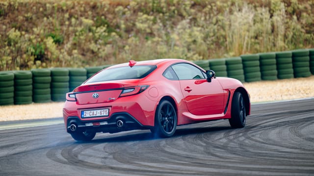 Toyota GR86 Interior Layout & Technology | Top Gear