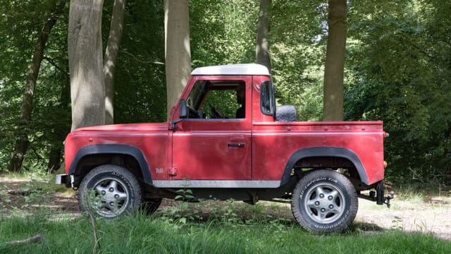 This £28,800 kit turns your old Land Rover Defender into an EV | Top Gear