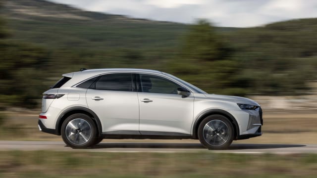 DS 7 Interior Layout & Technology | Top Gear