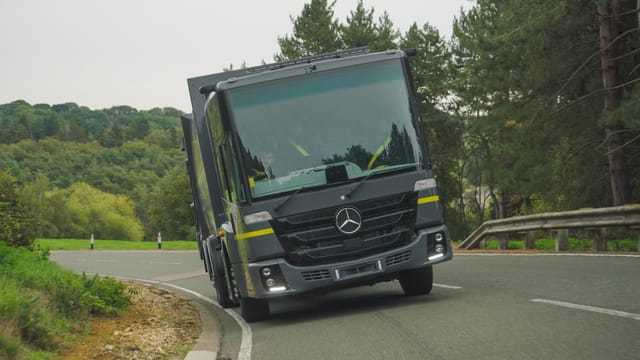 Lunaz’s restomod bin lorry has over 2,500lb ft of torque | Top Gear