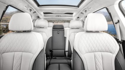 BMW X7 Interior Layout & Technology | Top Gear