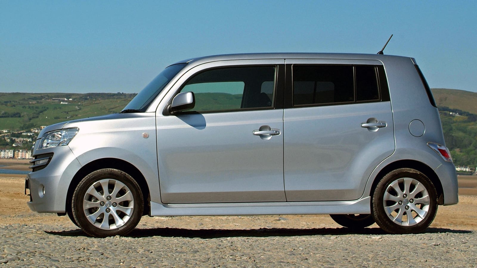 Retro review: the brilliantly-boxy Daihatsu Materia Reviews 2026 | Top Gear