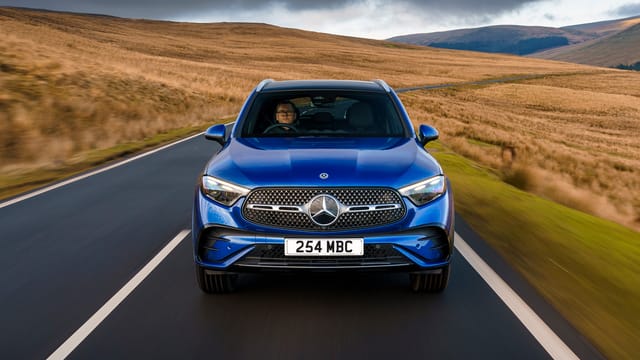 Mercedes-Benz GLC Interior Layout & Technology | Top Gear