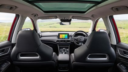 MG Motor UK HS (2018-2024) Interior Layout & Technology | Top Gear