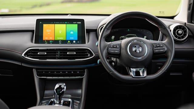 MG Motor UK HS Interior Layout & Technology | Top Gear