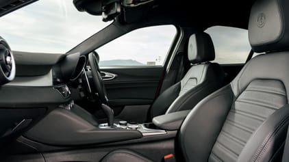 Alfa Romeo Giulia Interior Layout & Technology | Top Gear