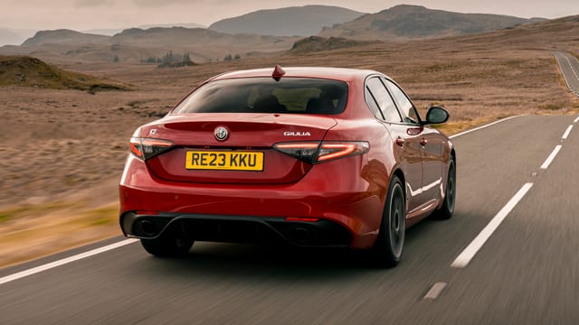 Alfa Romeo Giulia Driving, Engines & Performance | Top Gear