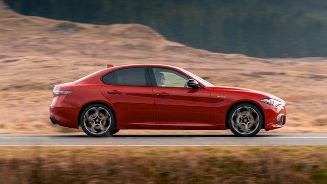 Alfa Romeo Giulia Interior Layout & Technology | Top Gear