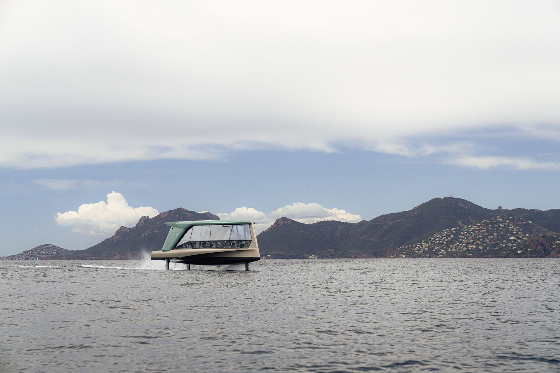 BMW ka ndërtuar një varkë elektrike elegante të quajtur "Icon ...