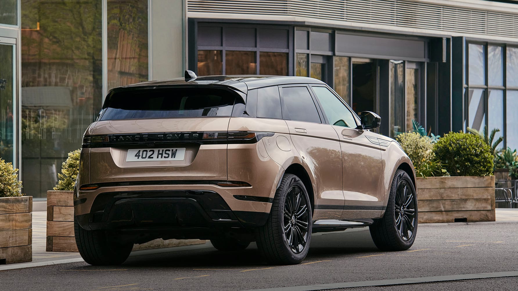 The new facelifted Range Rover Evoque has done away with interior ...