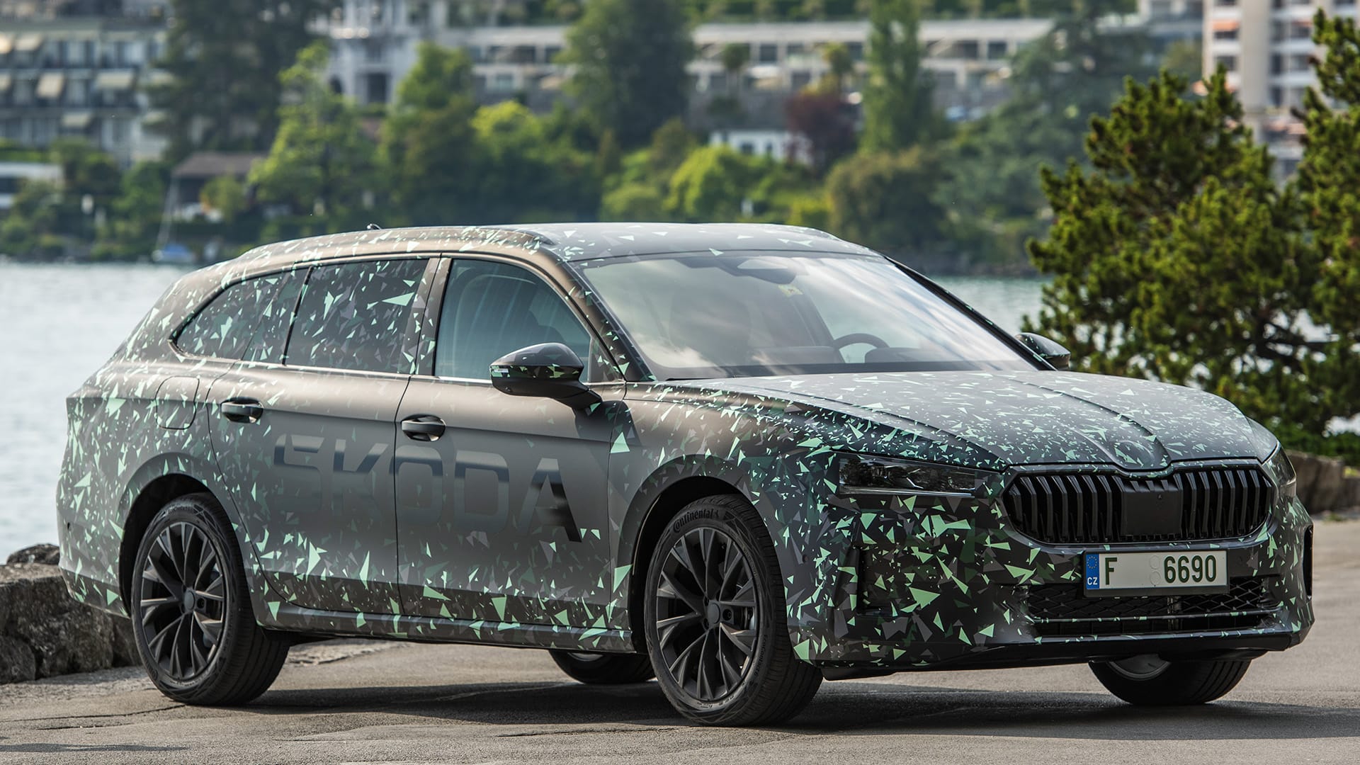 Monstrously spacious Skoda Superb gets even MORE space | Top Gear