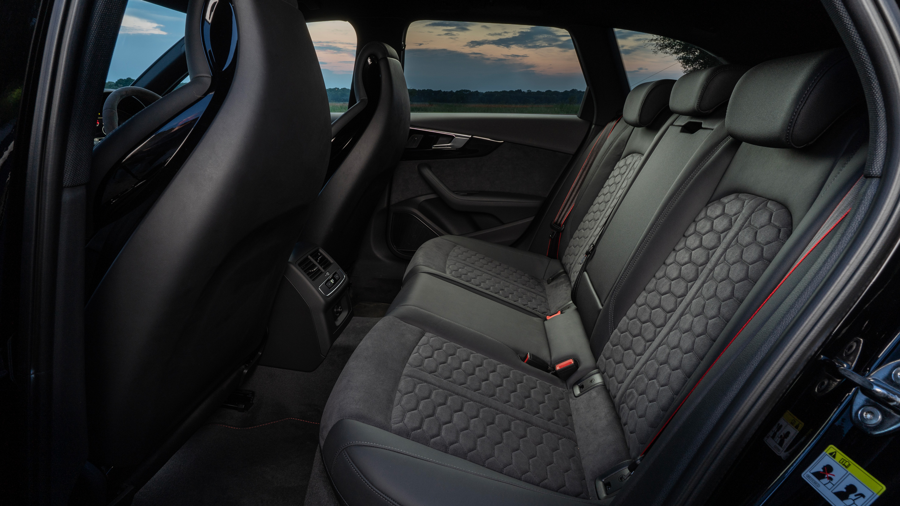 Interior Do Seda Audi Rs4 Audi RS4: Uma Jornada Pelo Desempenho E Luxo