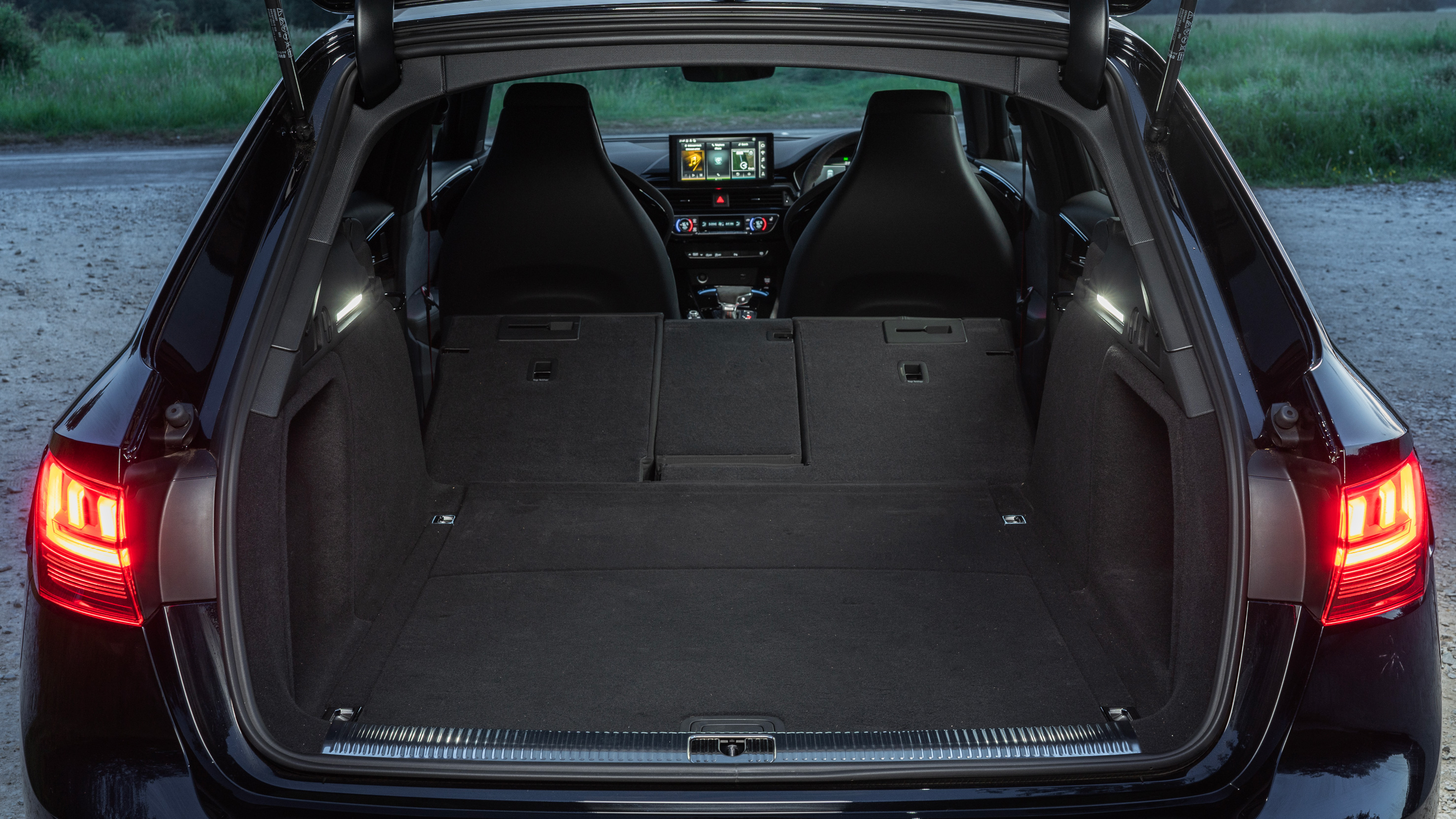 Interior Do Seda Audi Rs4 Audi RS4: Uma Jornada Pelo Desempenho E Luxo