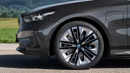 BMW 5 Series 550e review: bulky, ugly... and really very good Reviews ...