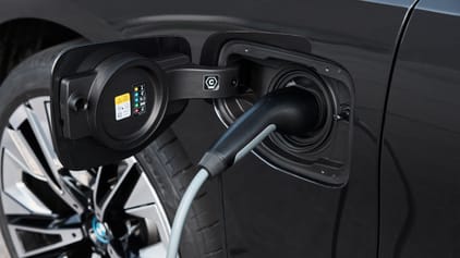 BMW 5 Series 550e review: bulky, ugly... and really very good Reviews ...