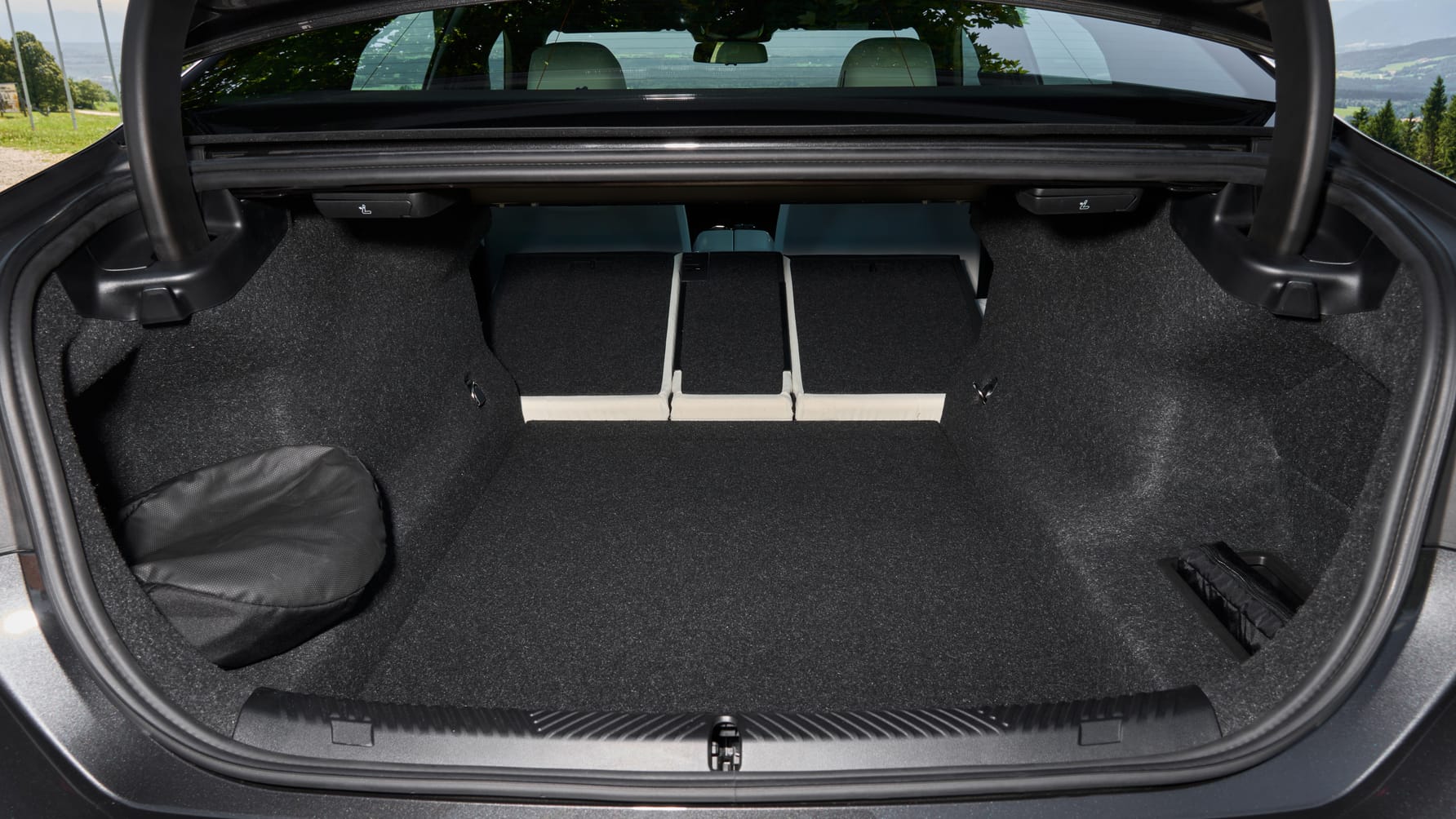 BMW 5 Series 550e review: bulky, ugly... and really very good Reviews ...