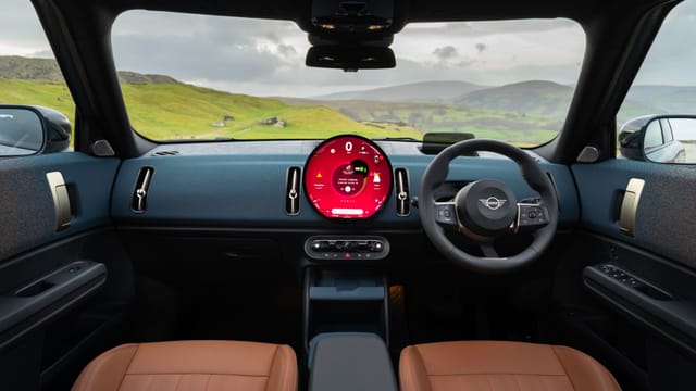 Mini Countryman Interior Layout & Technology | Top Gear
