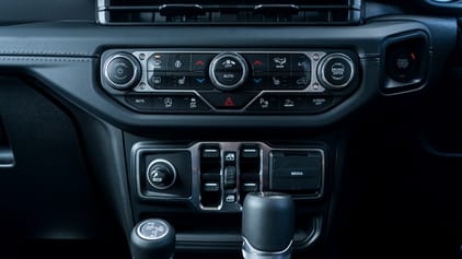 Jeep Wrangler Interior Layout & Technology | Top Gear