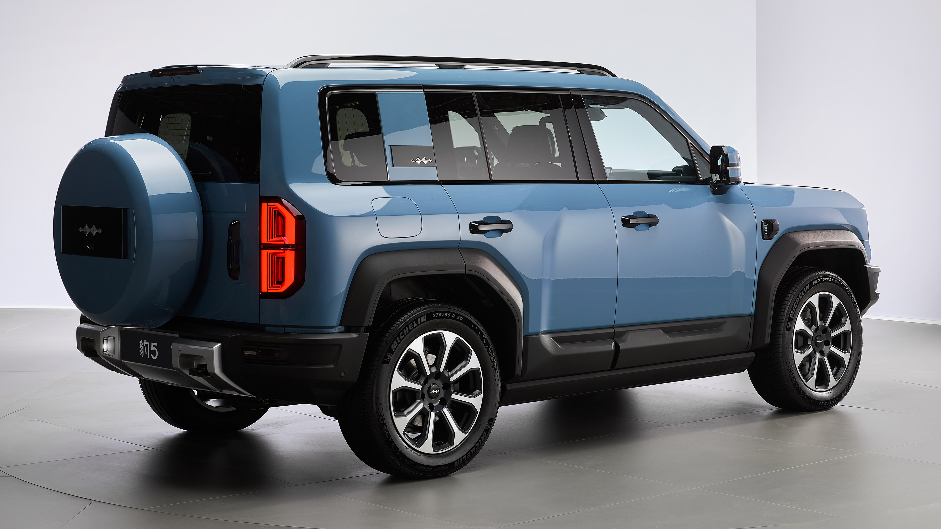 The Fangchengbao Bao 5 is a plug-in hybrid SUV that looks strangely ...