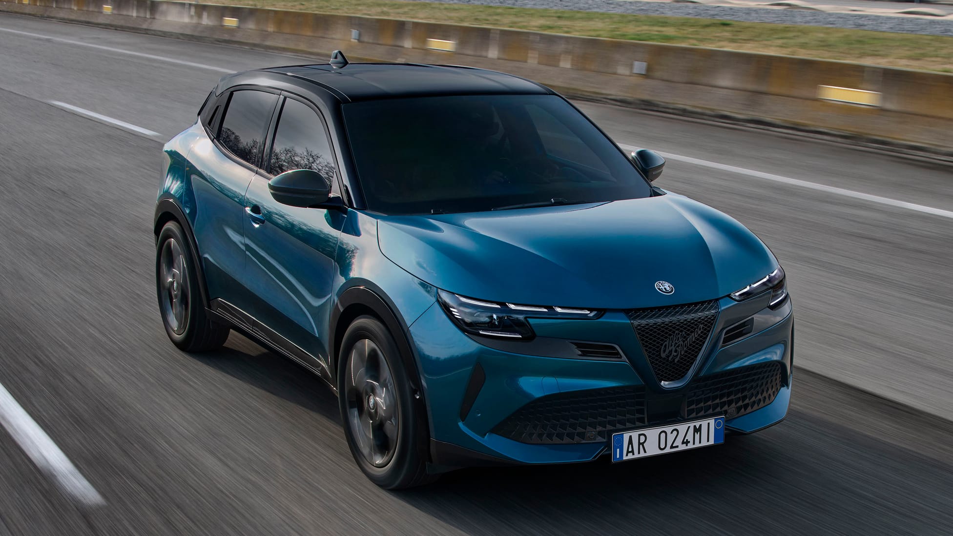 The Alfa Romeo Junior Ibrida is here, and it costs £6k less than its EV ...