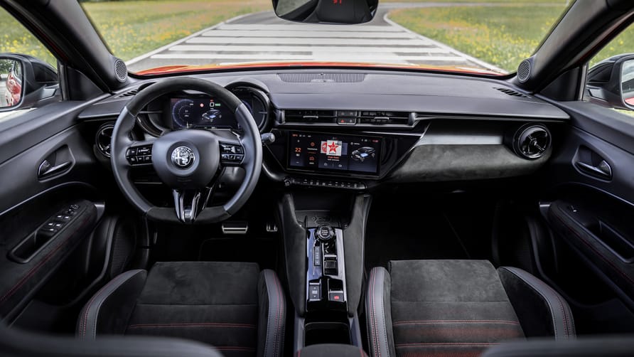 Alfa Romeo Junior Driving, Engines & Performance | Top Gear