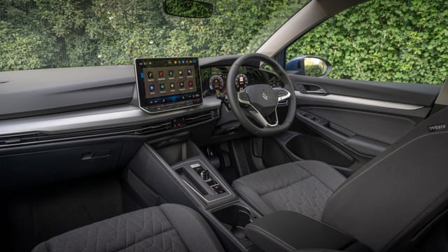 Volkswagen Golf Estate (Mk8) Interior Layout & Technology | Top Gear