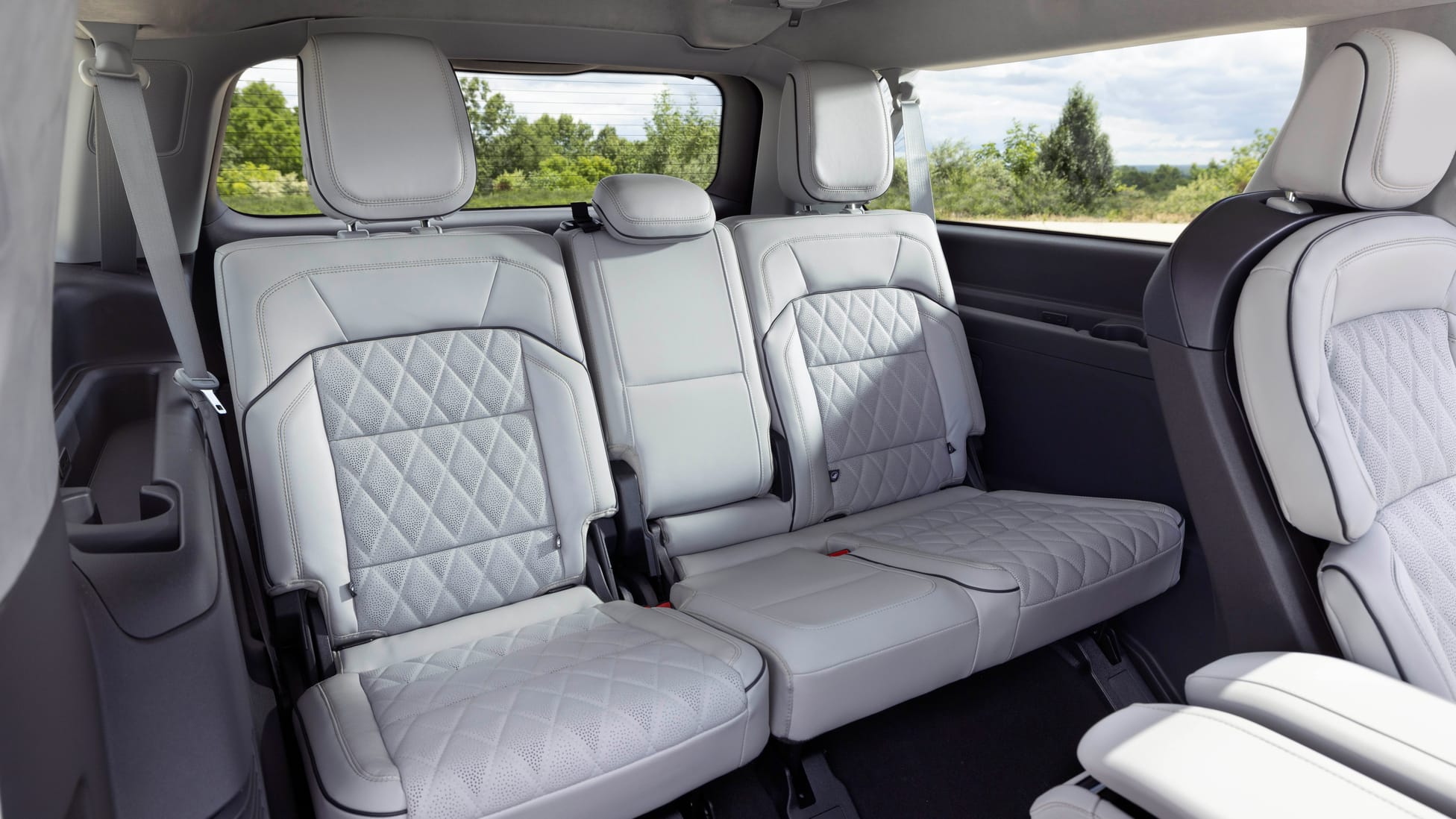 The new Lincoln Navigator gets a 48in screen and seating for up to ...