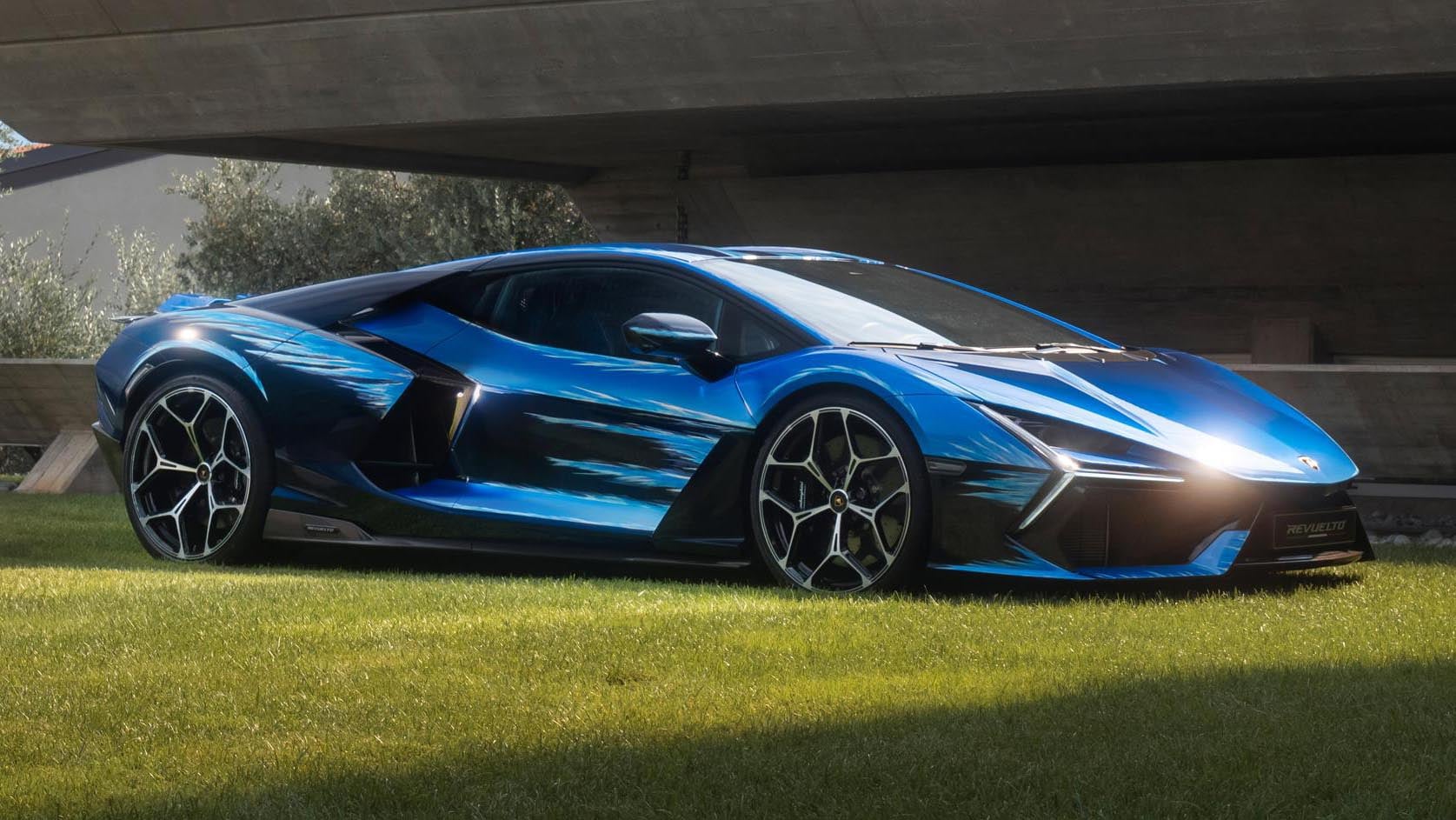 This is a one-off Lamborghini Revuelto inspired by the island of ...
