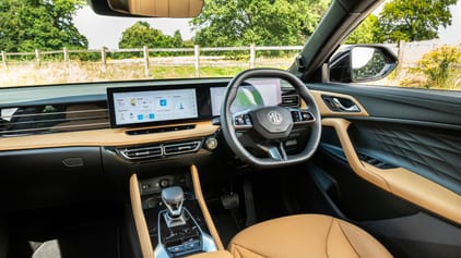 MG Motor UK HS Interior Layout & Technology | Top Gear