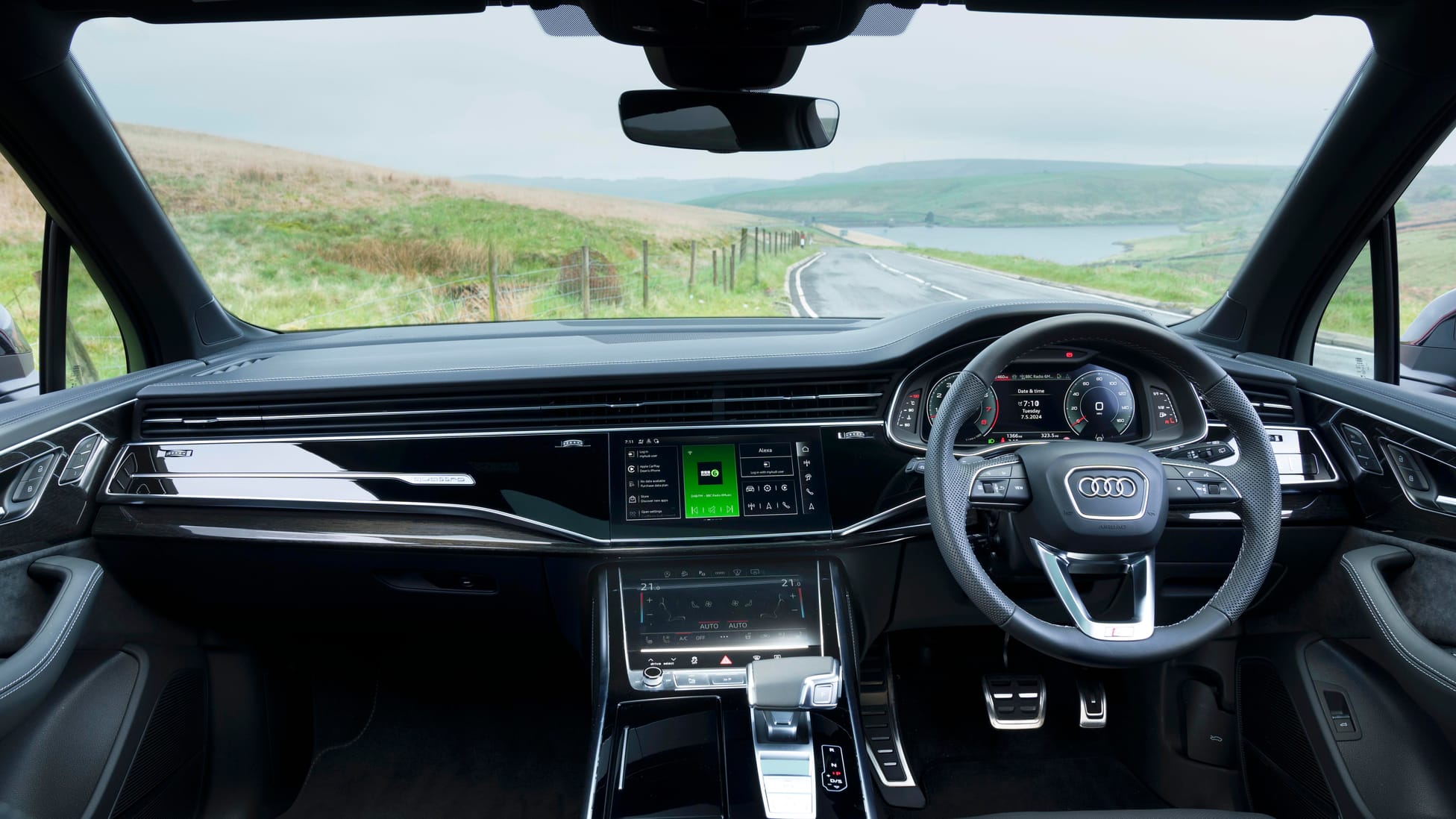 Audi Q7 Interior Layout & Technology | Top Gear