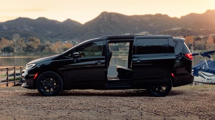 Chrysler Pacifica Interior Layout & Technology | Top Gear