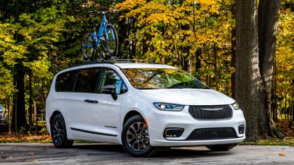 Chrysler Pacifica Interior Layout & Technology | Top Gear