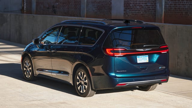 Chrysler Pacifica Interior Layout & Technology | Top Gear