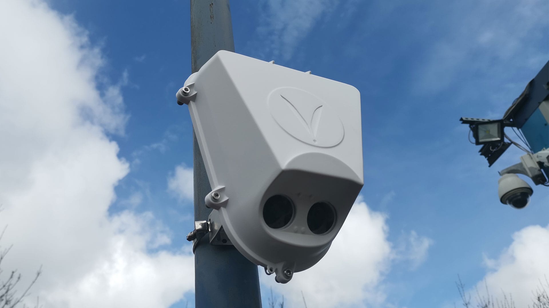 UK city pilots AI-based traffic lights to prioritise cyclists over cars ...
