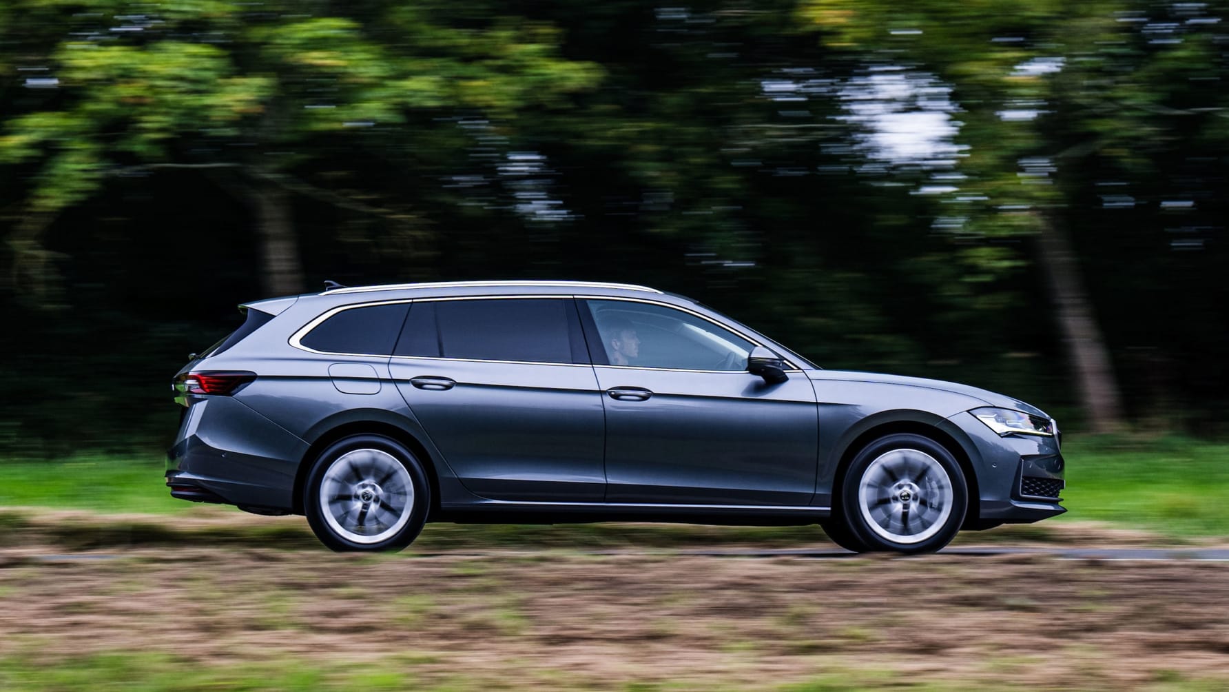 Skoda Superb Estate Interior Layout & Technology | Top Gear