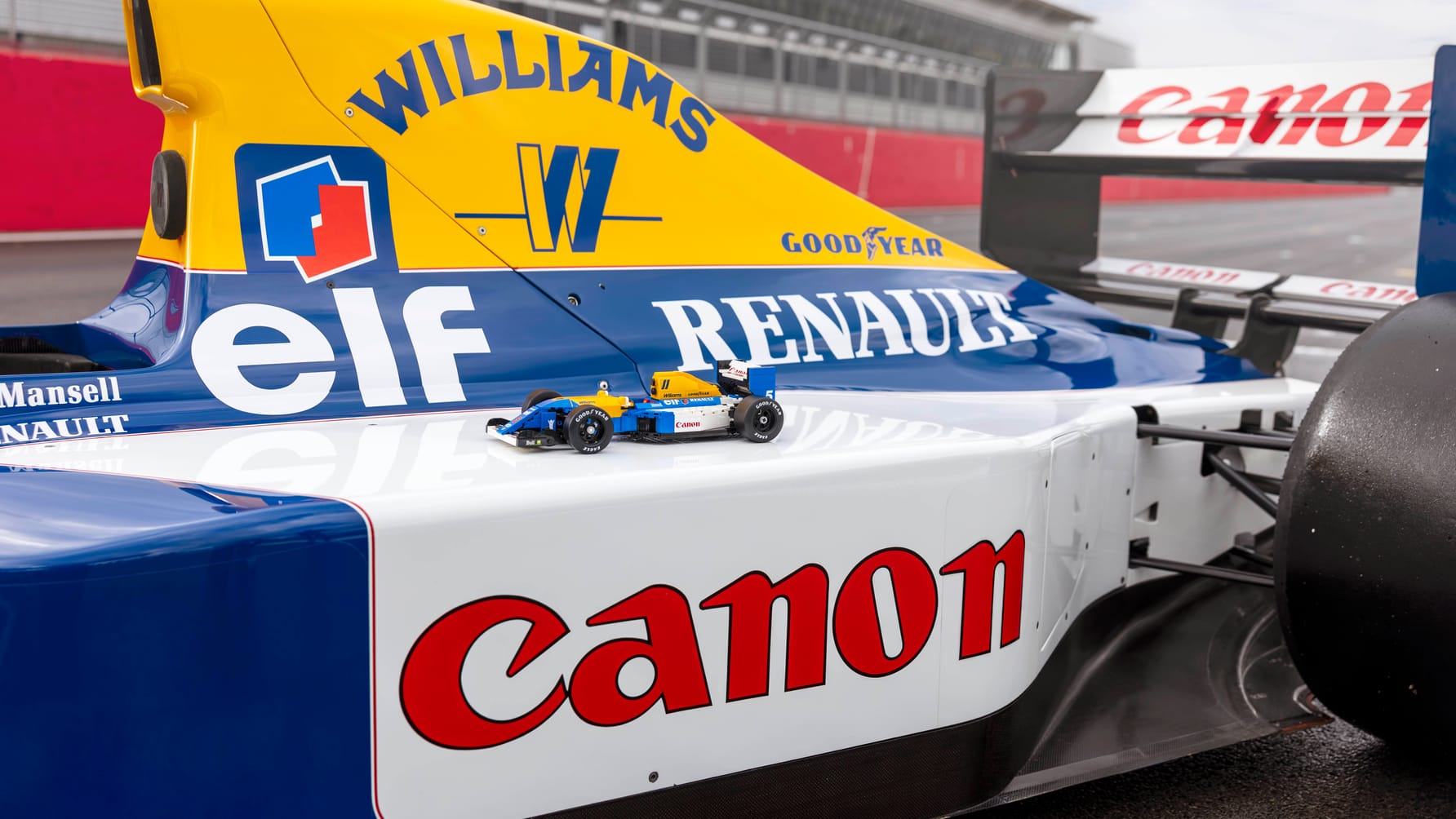 This Lego Williams FW14B comes complete with a moustachioed Mansell ...
