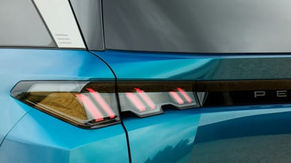 Peugeot e-5008 Interior Layout & Technology | Top Gear