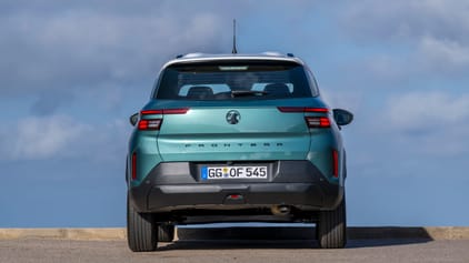 Vauxhall Frontera Interior Layout & Technology | Top Gear