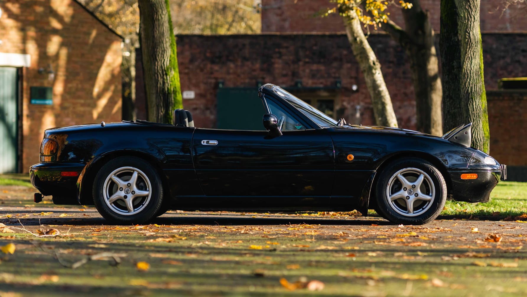 The Mk1 Mazda MX-5 has been electrified with a 'plug and play' kit ...