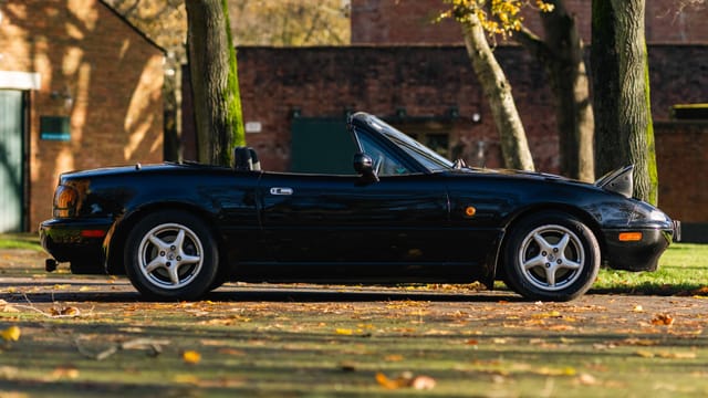 The Mk1 Mazda MX-5 has been electrified with a 'plug and play' kit | Top Gear