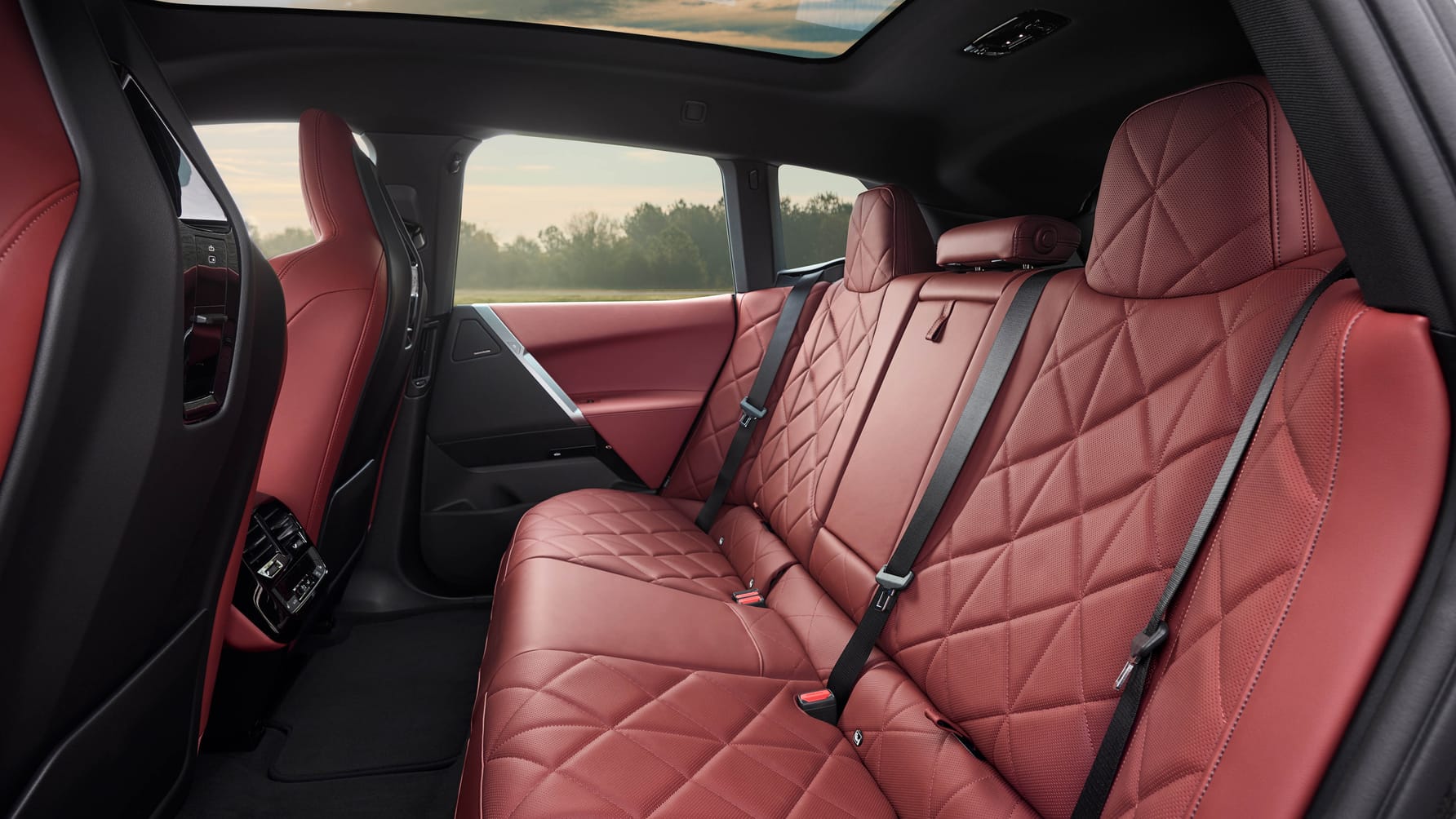 The facelifted BMW iX now gets a light-up kidney grille and up to ...