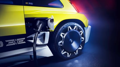 Official: the new R5 Turbo gets 536bhp, a massive 3,540lb ft, and a ...